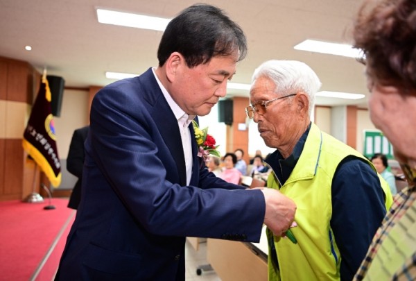 김천시, ‘제53회 어버이날’ 맞아 노인회 방문 인사